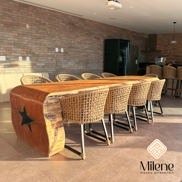 Mesa de Jantar Retangular em Madeira Pequiá com 10 Lugares